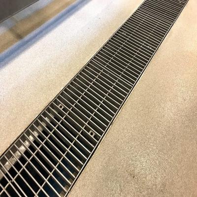 China Stainless Steel Sidewalk Drainage Grating Cover 20-100mm Bearing Bars with 3-5kPa Load Capacity for sale