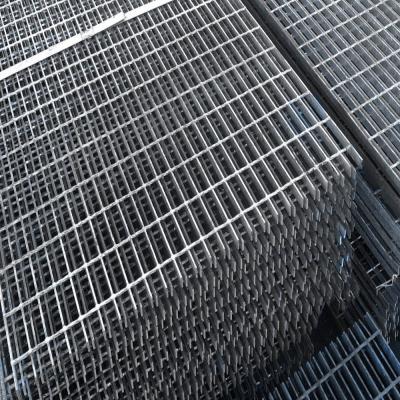 China Pressure Resistance Welded Galvanized Steel Gratings 20-100mm Bearing Bars with 3-5kPa Load Capacity for sale