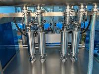 China High Speed Shampoo Bottle Tracking Filling Machine Servo Motor Driven 2000BPM for sale