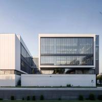 China Prefabricated Multi-Floor Steel Office Building with H-Section Steel Frame and 200,000 Ton Annual Capacity for sale