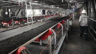 China Oil Fire Resistant Powered Belt Conveyor 440V Cement Mining Quarry for sale