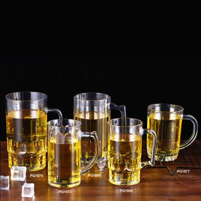 China Solid Color Plastic Beer Glasses Traditional Beer Mug With Handle for sale