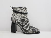 China Ladies Leather Boots for sale