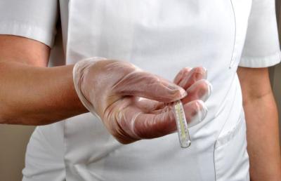 China 4 Mil Disposable Clear Vinyl Exam Gloves Synthetic Rubbe Copolymer for sale