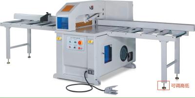 China Automatic Wood Cross Cut Off Saw Machine 520mm Cutting Width 7.5kw Motor for sale
