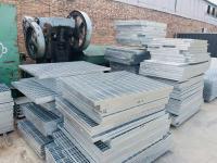 China Building Materials 32 x 5mm Checker Plate Thickened Steel Deck Grating Weight galvanized flooring steel deck grating for sale