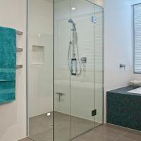 China Half Round Stainless Steel Shower Enclosure with Swing Door and Flat Polished Edge Work for sale