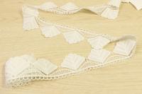 China Picot Edging Wide Guipure Lace Trim Large Leaf Shaped 4.5cm Width for sale