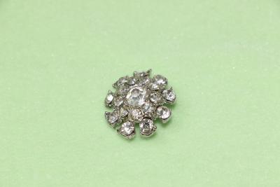 China 34L Rhinestone Buttons For Clothing Silver Ecofriendly Inlaid Flower Pattern for sale