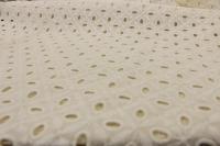 China White Cotton Embroidered Lace Fabric 49in Width Breathable Eyelet for sale