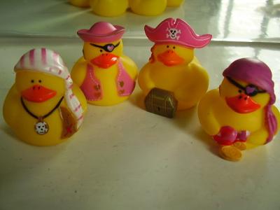 China Pirate Rubber Duck Fun Bath Toys For Toddlers , Character Themed Rubber Ducks for sale