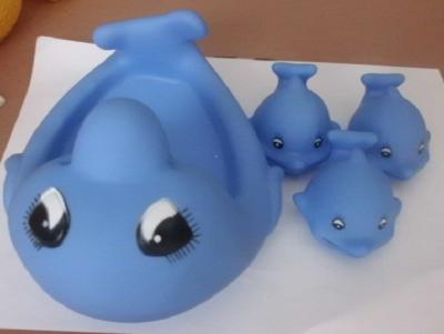 China 0-36 Month Kids Animal Bath Toys Harmless Rubber Dolphin Family Set Phthalate Free for sale