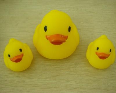 China Small Baby Shower Rubber Duck Family Bath Set , Floatable Promotional Rubber Ducks for sale