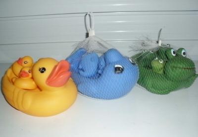 China Personalized Floating Rubber Duck Bathroom Set Bath Toys For 3 Year Old for sale