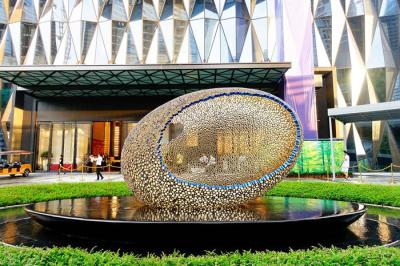 China Golden Center Outdoor Garden Sculptures Electroplate Metal Bird Nest Sculpture for sale
