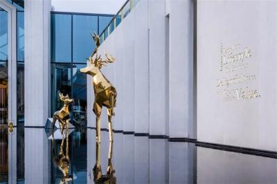 China Stainless Steel Garden Animal Sculptures Geometric Polished Large Metal Deer Statue for sale
