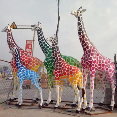 China Urban Metal Giraffe Garden Animal Sculptures Decorative FRP Customized for sale