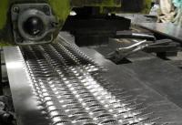 China 10' & 12' Diamond Hole Aluminum Safety Grip Strut Grating - 35% Open Area, 14G-10G Thickness for Industrial Walkways for sale