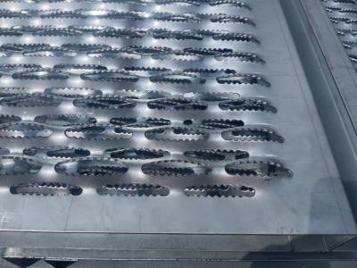 China 2mm Round Hole Grip Strut Galvanized Steel Grating for Stair Platforms - 800mm Width, 35mm Height, EN Standard for sale