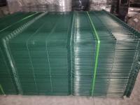 China Straight Post Powder Coated Curved Metal Fence Panels Triangle Bend Wire Mesh for sale