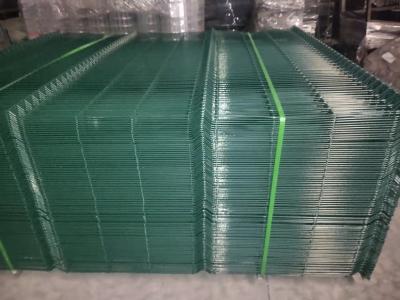 China Straight Post Powder Coated Curved Metal Fence Panels Triangle Bend Wire Mesh for sale
