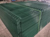 China Straight Post Powder Coated Curved Metal Fence Panels Triangle Bend Wire Mesh for sale