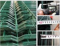 China Garden Security Perimeter 0.4mm Curved Metal Fence 3d Wire Mesh Peach Shape Post for sale