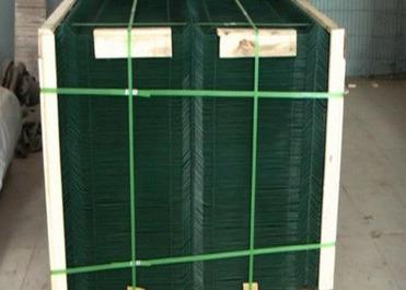 China Galvanized 3D Curved Fence Welded Mesh Fence With Ground Post for sale