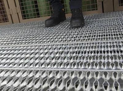 China Roof Safety Walkway Aluminum Grating Prices Anti-Skid Aluminum Grip Strut Metal Grating for sale