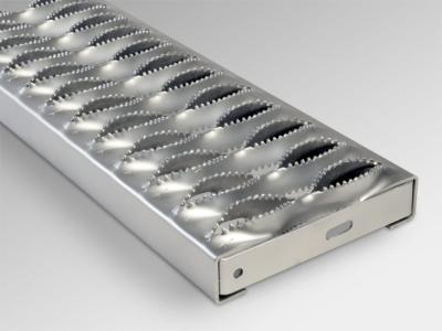 China Flat Aluminum Crocodile Mouth Anti Slip Stair Treads Walkway Plank Sheet Panel Roof Diamond Grip Strut Safety Grating for sale