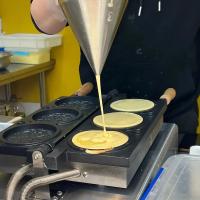 China Even Heating Round Shape Waffle Machine for Retail Snack Equipment 345x610x190mm for sale