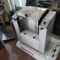 China Industrial 50 Liter Dough Kneading Machine Electric Horizontal Dough Mixer 1500W for sale
