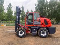 China Rough Terrain Forklift Truck 3.5 Ton Short Axis EPA4 EuroV Enclosed Cab 4WD for sale