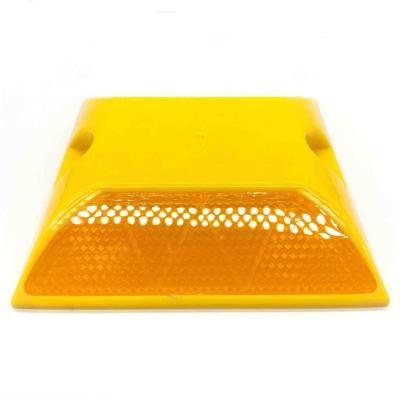 China Plastic Road Reflector 100x100x18mm Cat Eye Raised Pavement Marker ASTM D4280 CE for sale