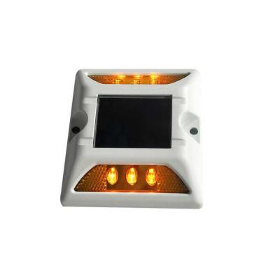 China Aluminum Solar LED Road Stud Reflector 6x5mm Flashing IP68 40T Load Capacity for sale