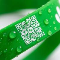 China Custom Printed QR Code Silicone Wrist Band Waterproof Silicone Bracelet For Marathon Exhibition Event Staff Check In for sale