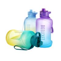 China Portable Motivational Workout Plastic Water Bottle Half Gallon With Handle for sale