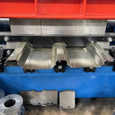 China Boltless Clip Lock Standing Seam Roof Roll Forming Machine 760mm Width 0.35-0.65mm Thickness for sale