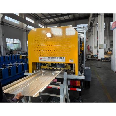 China Portable Hydraulic KR18 SSR Standing Seam Roof Roll Forming Machine 12-24 Inch Width Adjustable with Trailer for sale