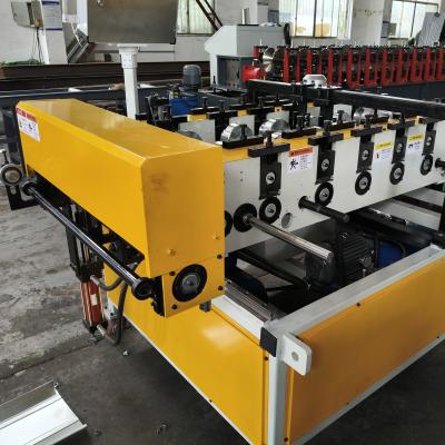 China 3.2m Length & Width Adjustable Portable Seam Standing Roof Panel Roll Forming Machine for sale