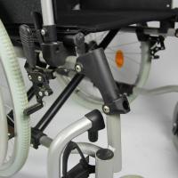 China Lightweight Aluminum Manual Wheelchair 100kg Capacity Detachable Front Wheel Quick Release Rear Wheel for sale