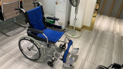 China Orange Lightweight Aluminum Manual Wheelchair 863L 100kg Capacity 46cm Seat Width for sale