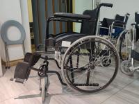 China Fixed Armrest Folding Steel Wheelchair 100kg Capacity 44cm Seat Width for sale