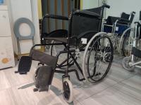 China Fixed Armrest Folding Steel Wheelchair 100kg Capacity 44cm Seat Width for sale