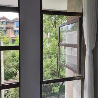 China Insect Resistant Aluminum Alloy Fiberglass Retractable Screen Door for Home for sale