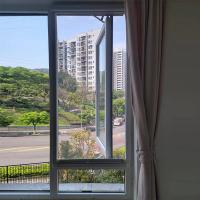 China Aluminum Alloy Fiberglass Retractable Screen Door Systems Insect Resistant for sale