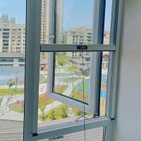 China Insect Resistant Aluminum Alloy Fiberglass Retractable Screen Door for Home for sale