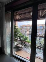 China Modern Aluminum Sliding Screen Door Powder Coated Mesh Available in White for sale