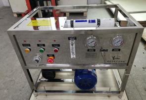 China 700L/D Seawater Reverse Osmosis Equipment 220V 50Hz for Long Distance Fishing Vessels for sale