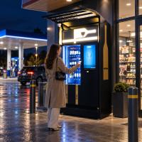 China Winnsen Smart Wine Vending Machine 24 Hour Unattended Cashless Card QR Payment Options for sale